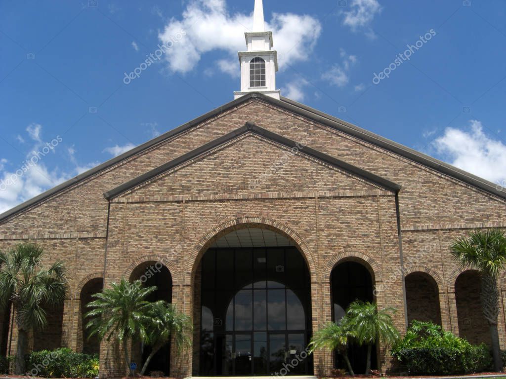 Un edificio de iglesia con un alto campanario en el techo, y contra los ...