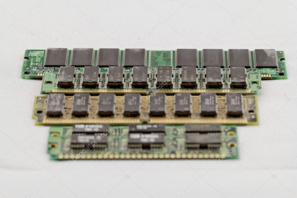 Muchos módulos de memoria de computadora diferentes (RAM, SD, DDR ...
