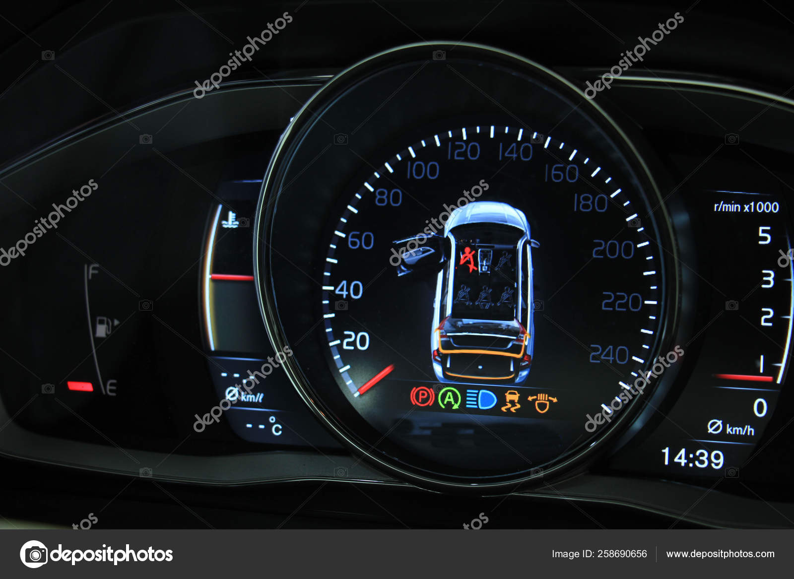 Tüm Farklı Fonksiyonları Gösterilen Modern Bir Araba Dijital Pano ...