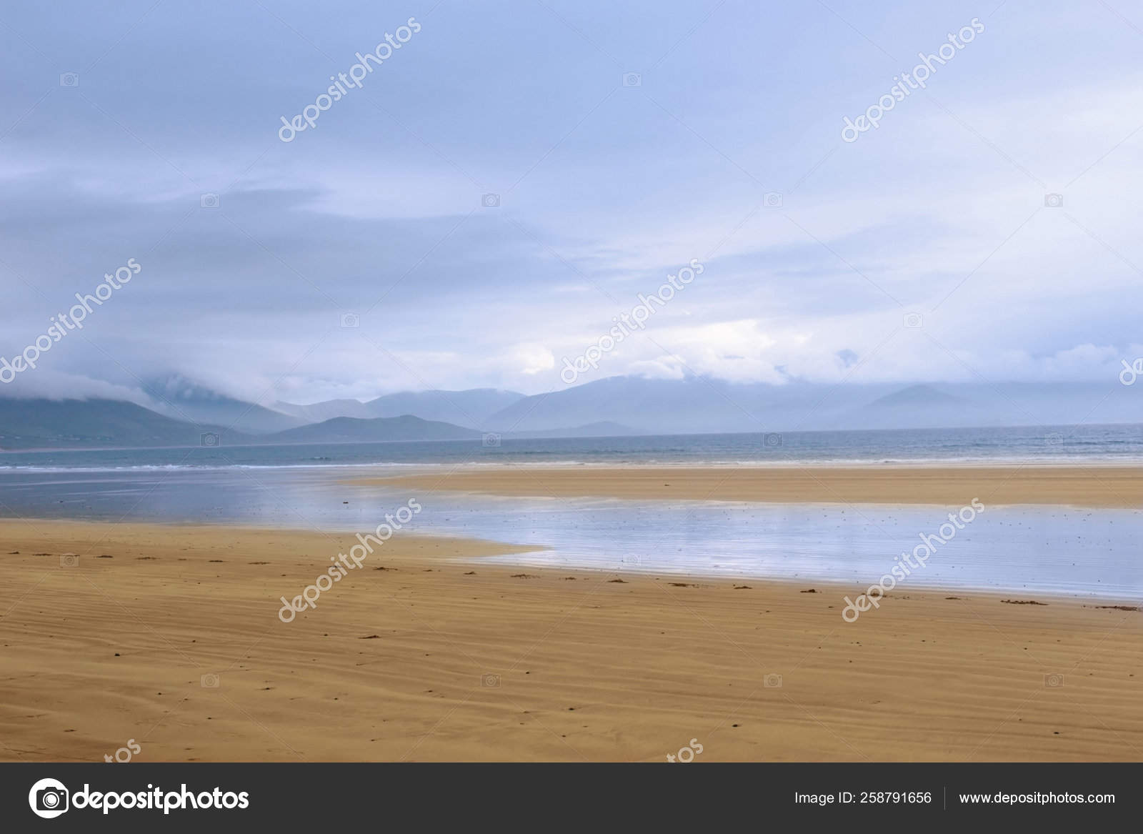 Playa Dorada Con Cielo Azul Nubes Los Maharees Península Dingle — Foto ...