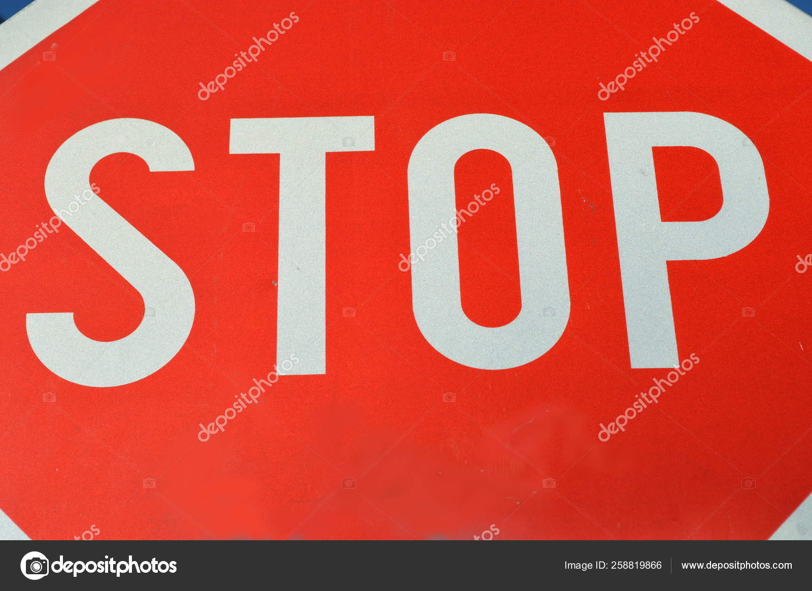 Stop Signo Aislado Blanco — Foto de stock #258819866 © YAYImages