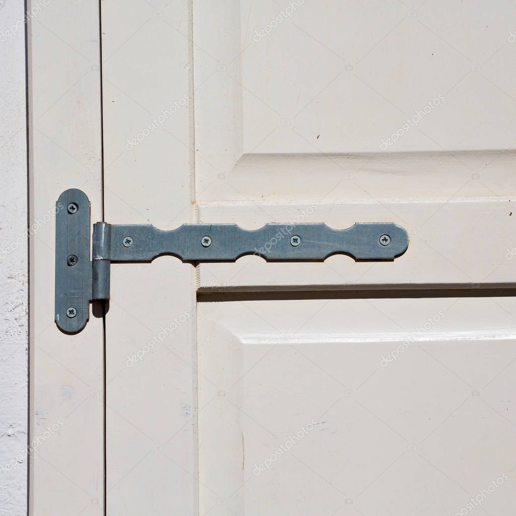 en la vieja pared una ventana con bisagras de madera azul y metal ...