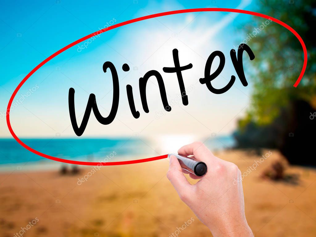 Man Hand writing Winter con marcador negro en pantalla visual. Aislado ...