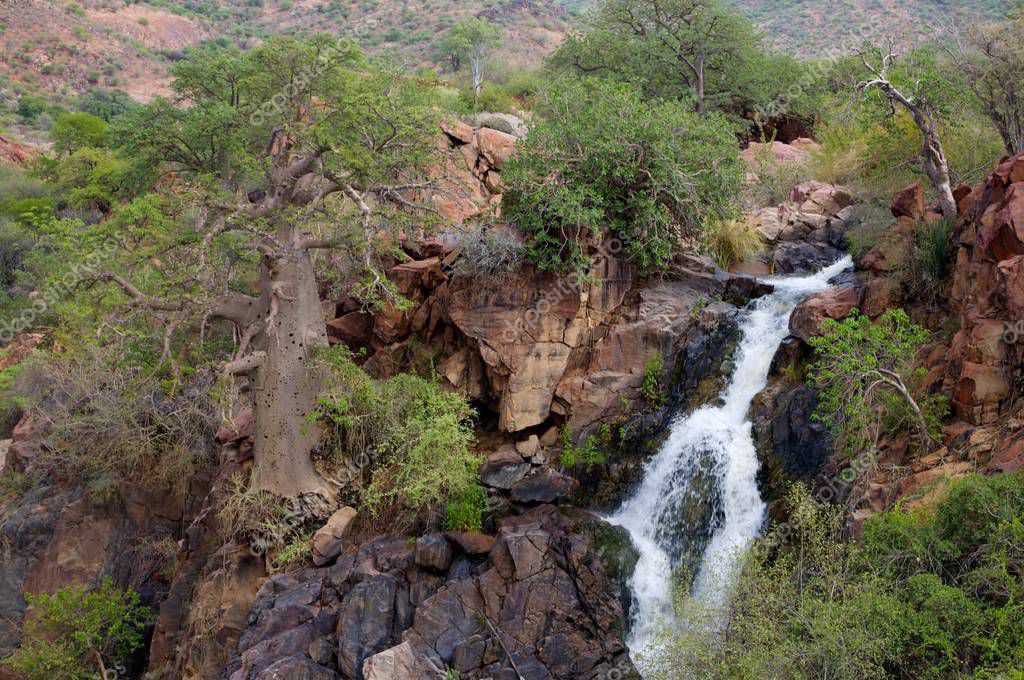 Las cataratas Epupa se encuentran en el río Kunene, en la frontera de ...