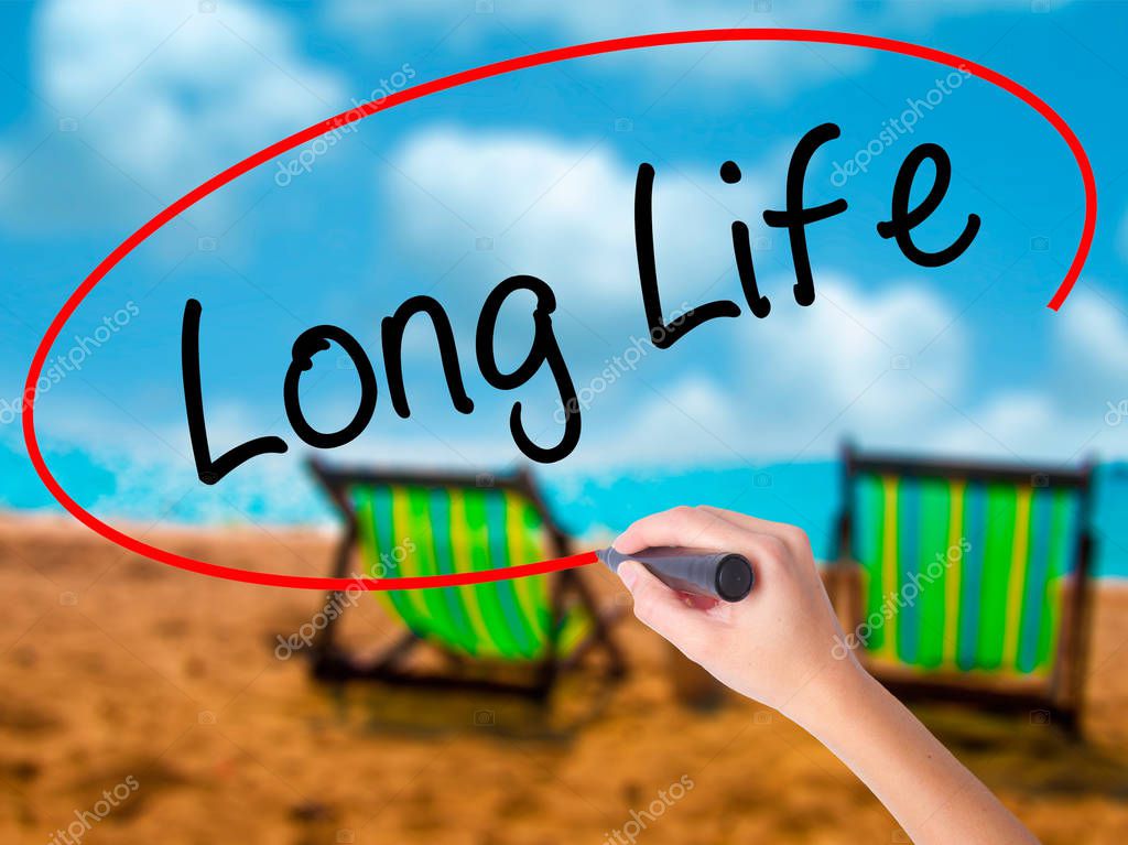 Man Hand writing Long Life con marcador negro en pantalla visual ...