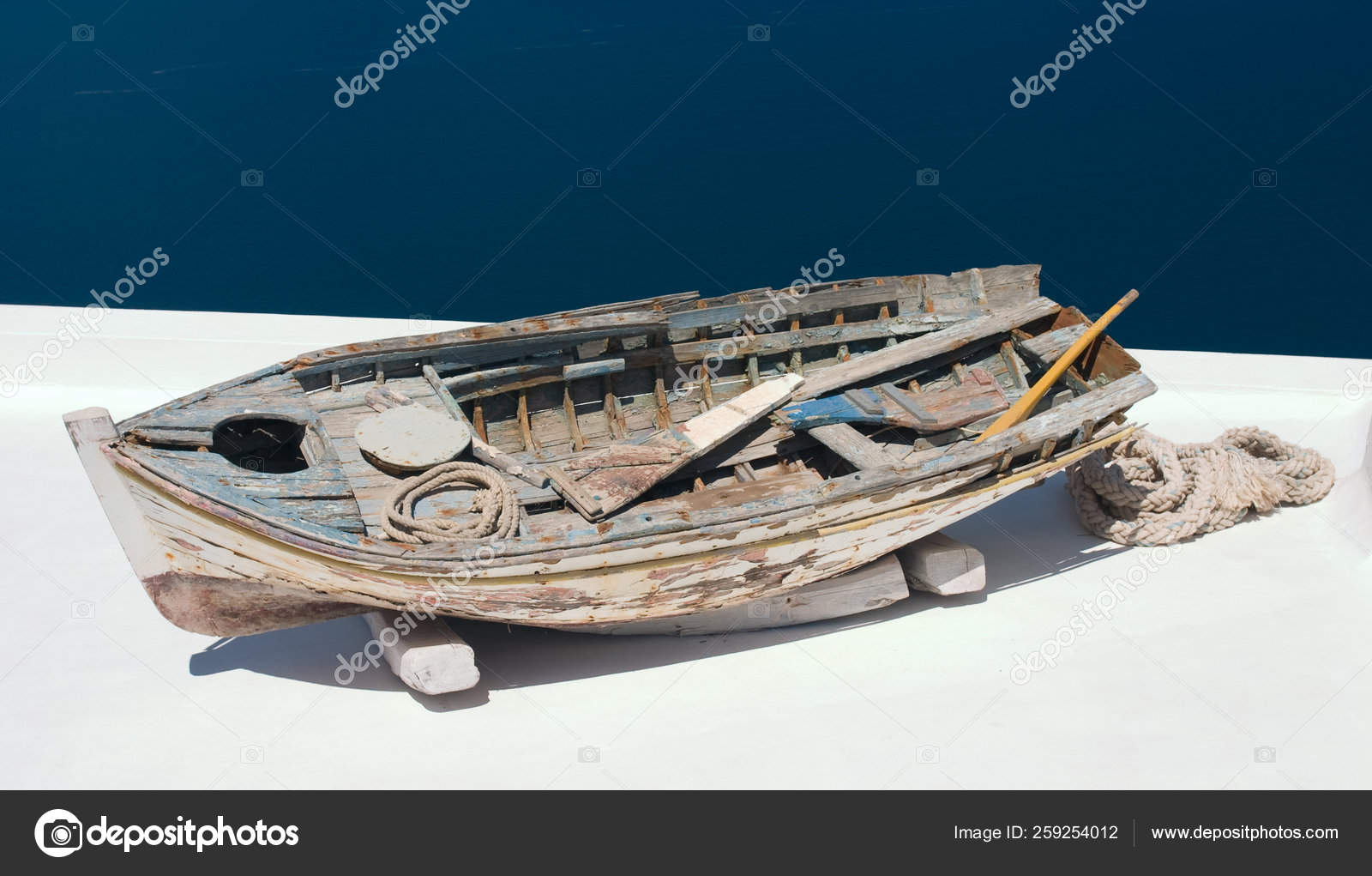 Old Damaged Rowing Boat Withpaddles Rope — Stock Photo © YAYImages ...