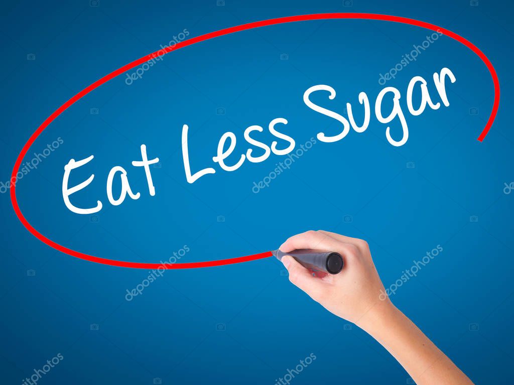 Mujeres Escritura a mano Comer menos azúcar con marcador negro en la ...