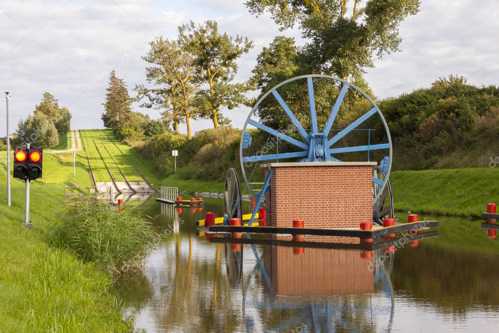 Canal histórico Elblaski. La rampa Jelenie en Jelonki. Polonia, Europa ...