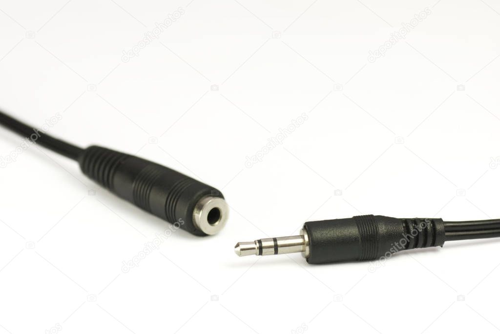 Cable de audio desconectado en el fondo blanco. 2025