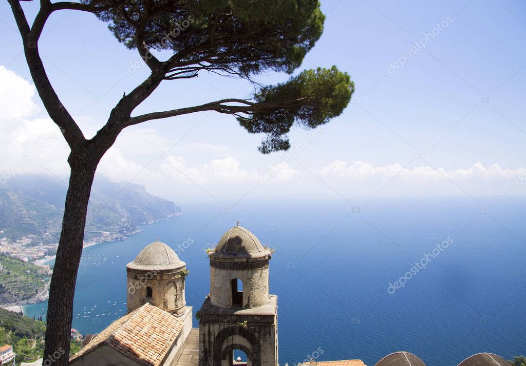 El jardín Ravello ofrece una vista de las dos torres de la iglesia, un ...