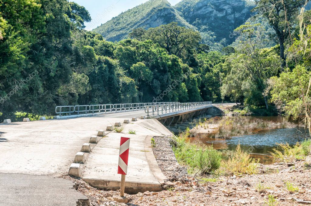 Puente sobre el río Groot en el fondo del paso Grootrivier pasando por ...