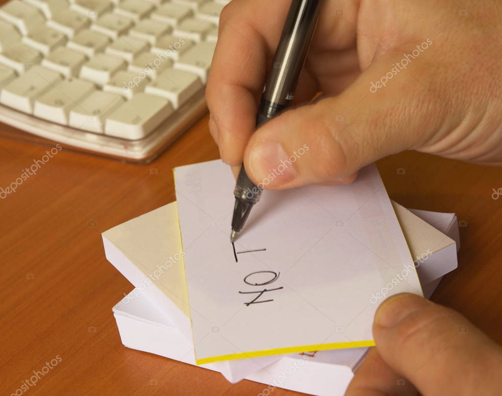 tomar nota de la mano en el escritorio de la oficina, el foco está en ...