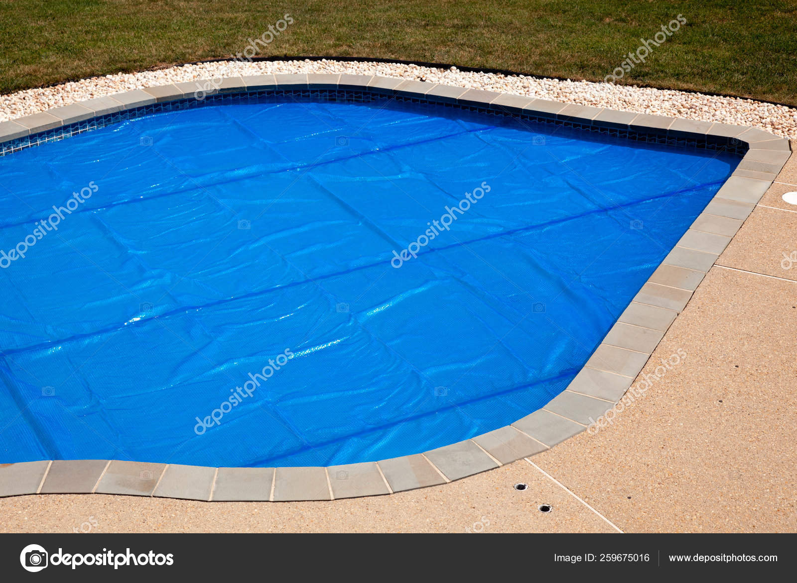 Bubble Wrap Pool Cover Pulled Swimming Pool Keep Heat Overnight — Stock ...