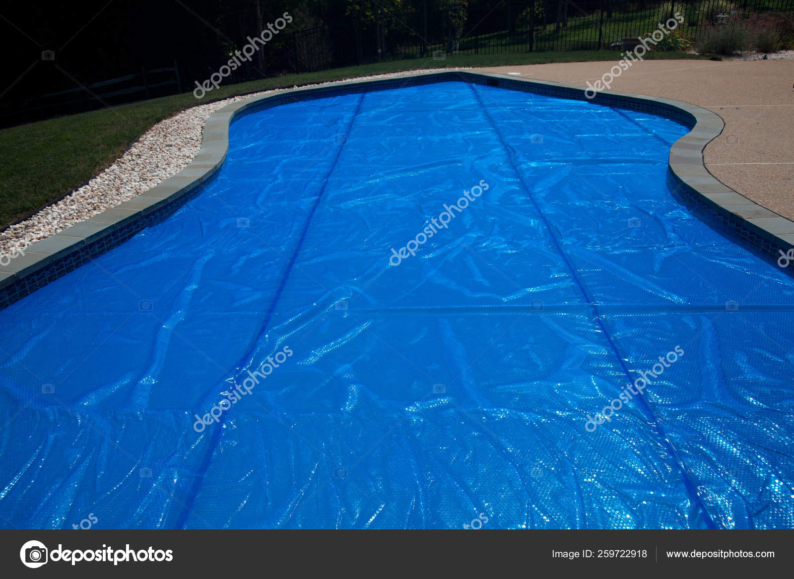 Bubble Wrap Pool Cover Pulled Swimming Pool Keep Heat Overnight — Stock ...