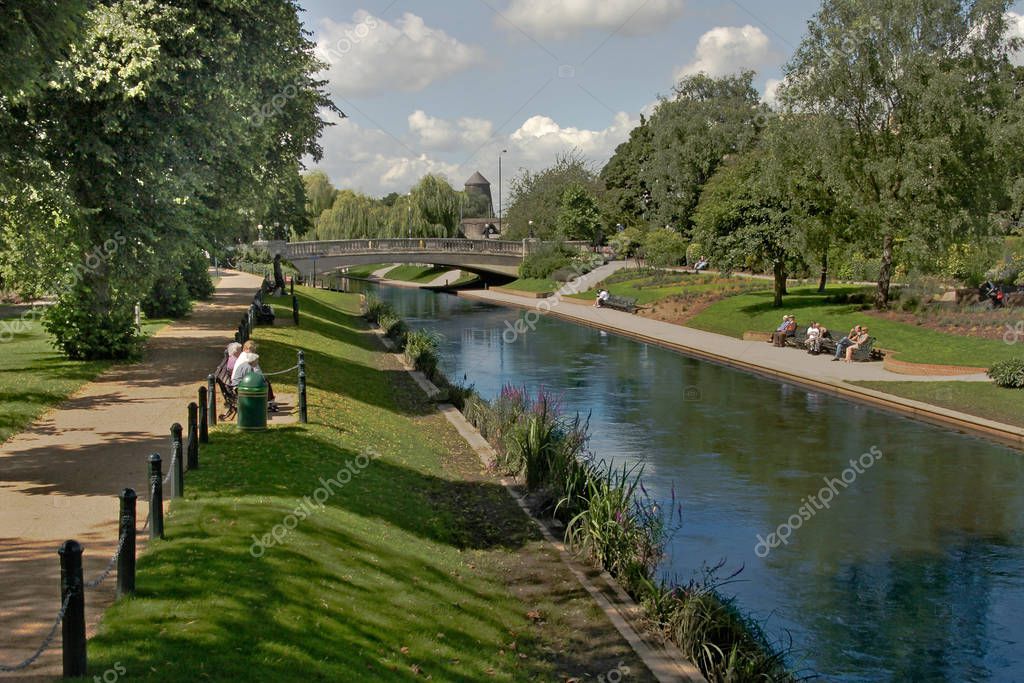 Stafford Park es un lugar tranquilo para relajarse, viendo el río Sow ...