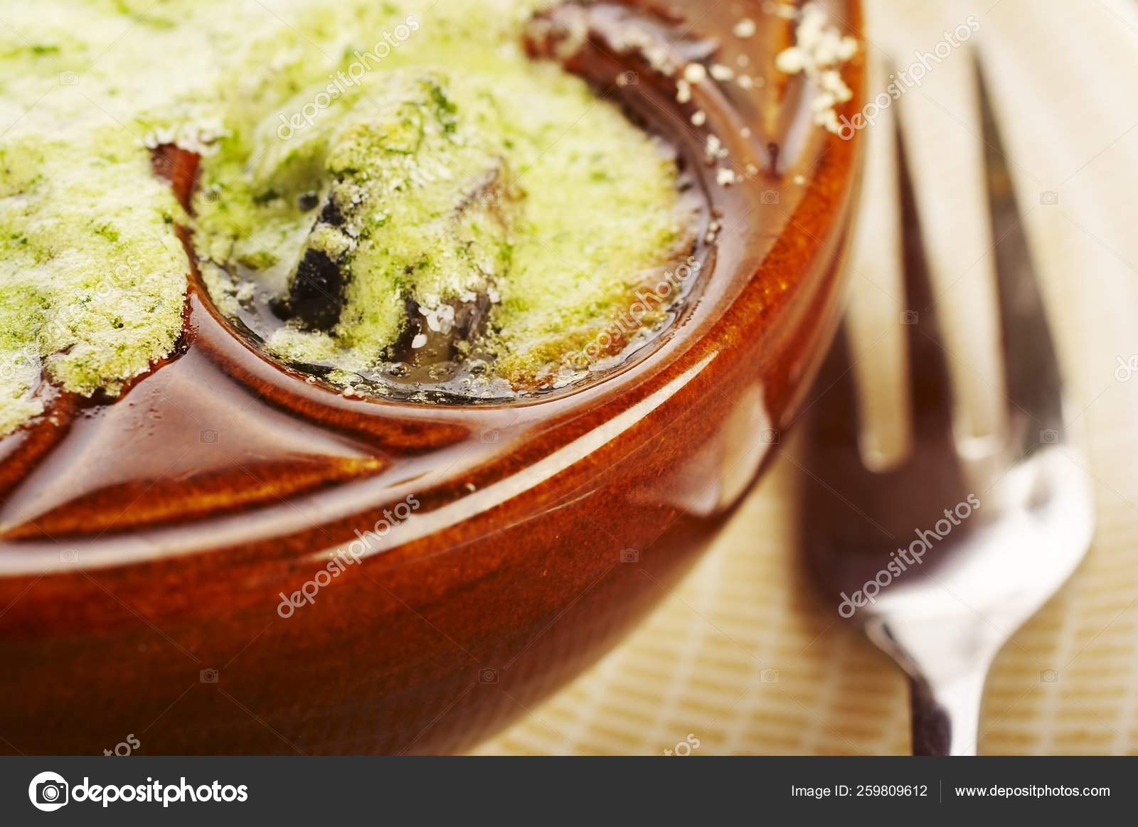 Caracol Cocido Con Ajo Mantequilla Sobre Mesa: fotografía de stock ...