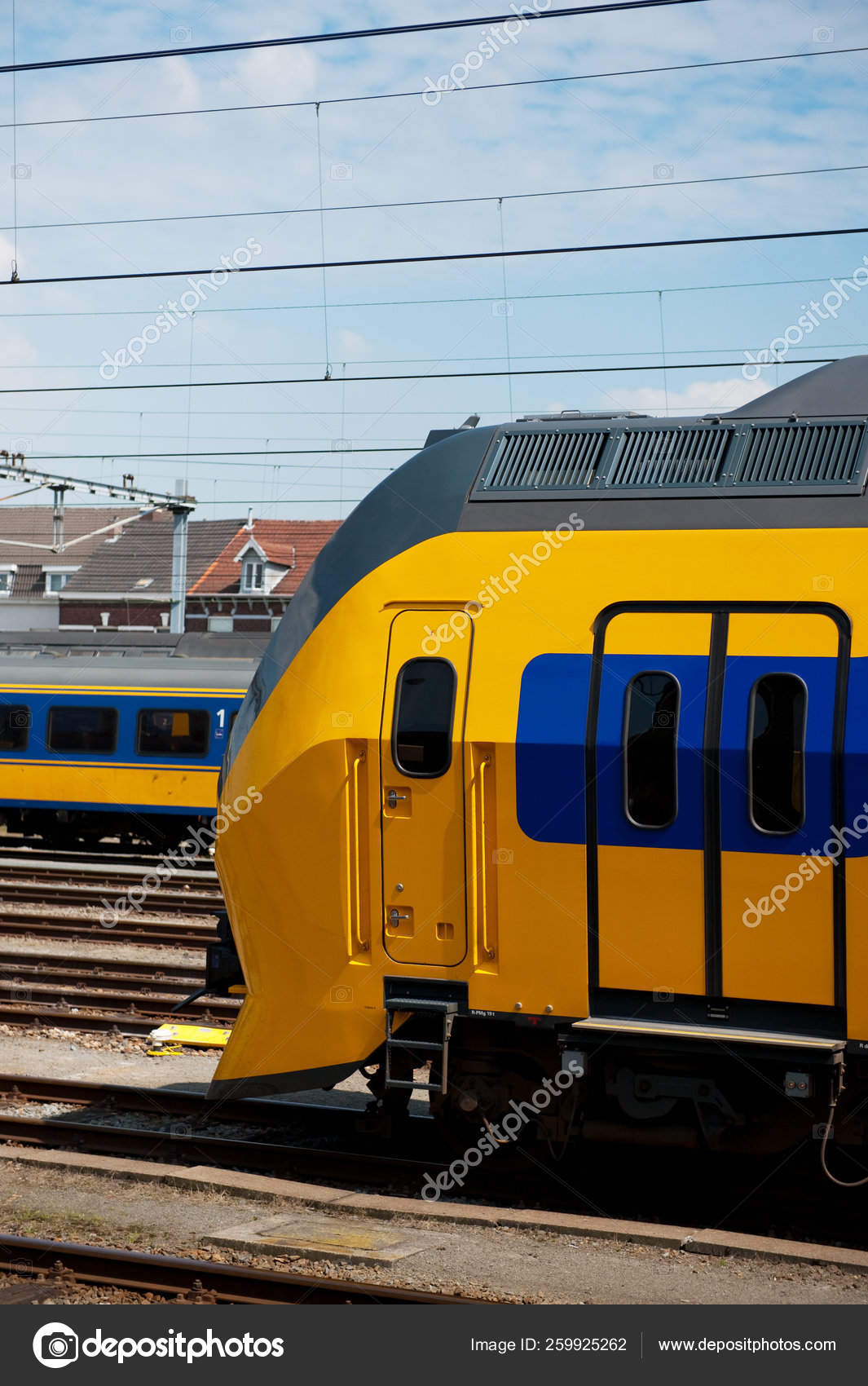 Yellow Blue Train Holland Railway Station — Stock Photo © YAYImages ...