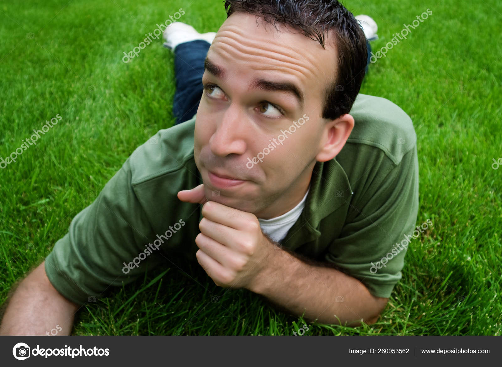 Fotos de Joven Tirado Hierba Pensando Algo - Imagen de © YAYImages ...