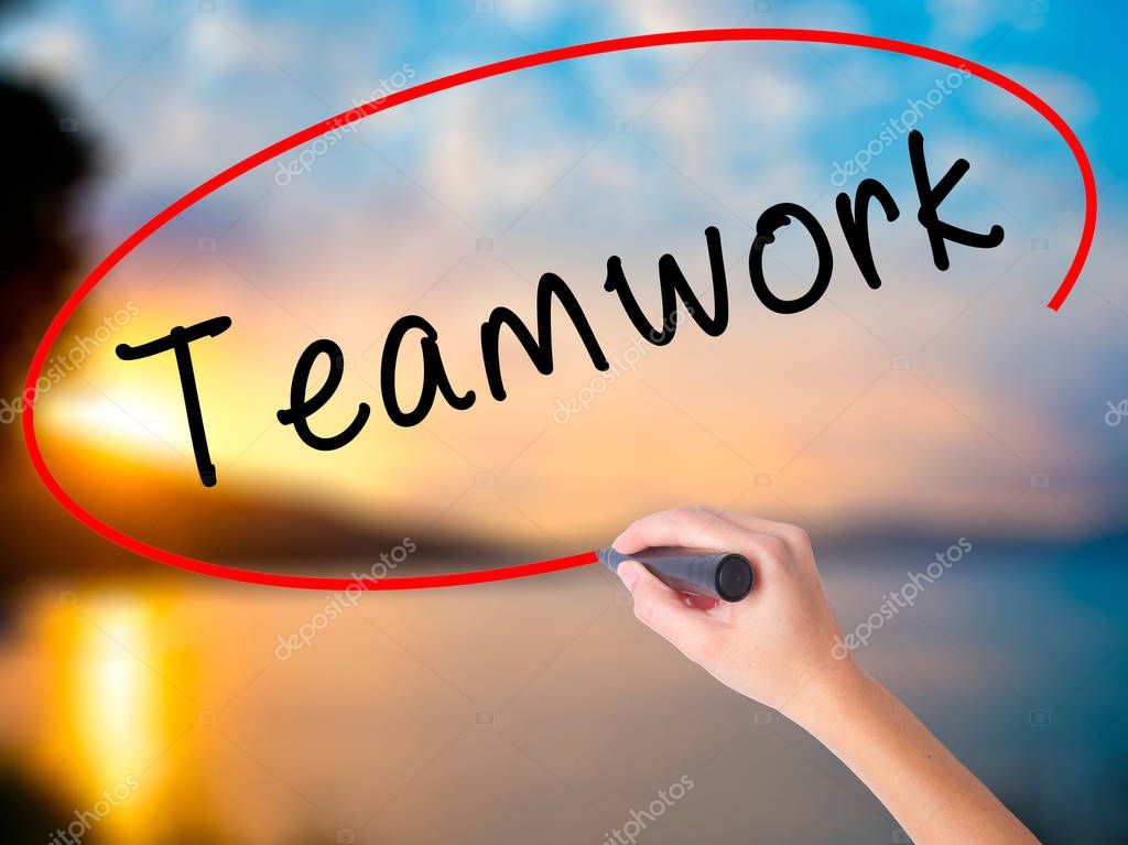 Women Hand writing Trabajo en equipo con marcador negro en pantalla ...