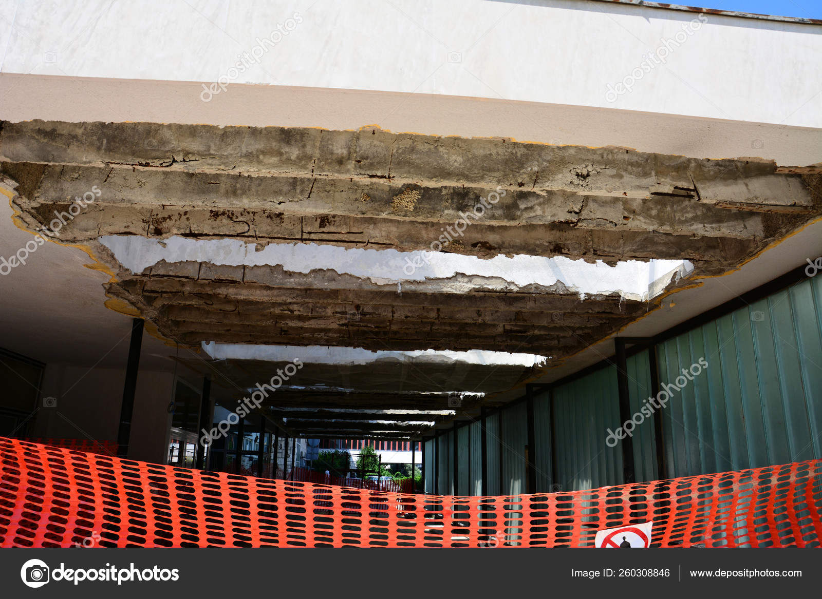 Techo Devastado Construcción Hormigón Roto — Foto de stock #260308846 ...