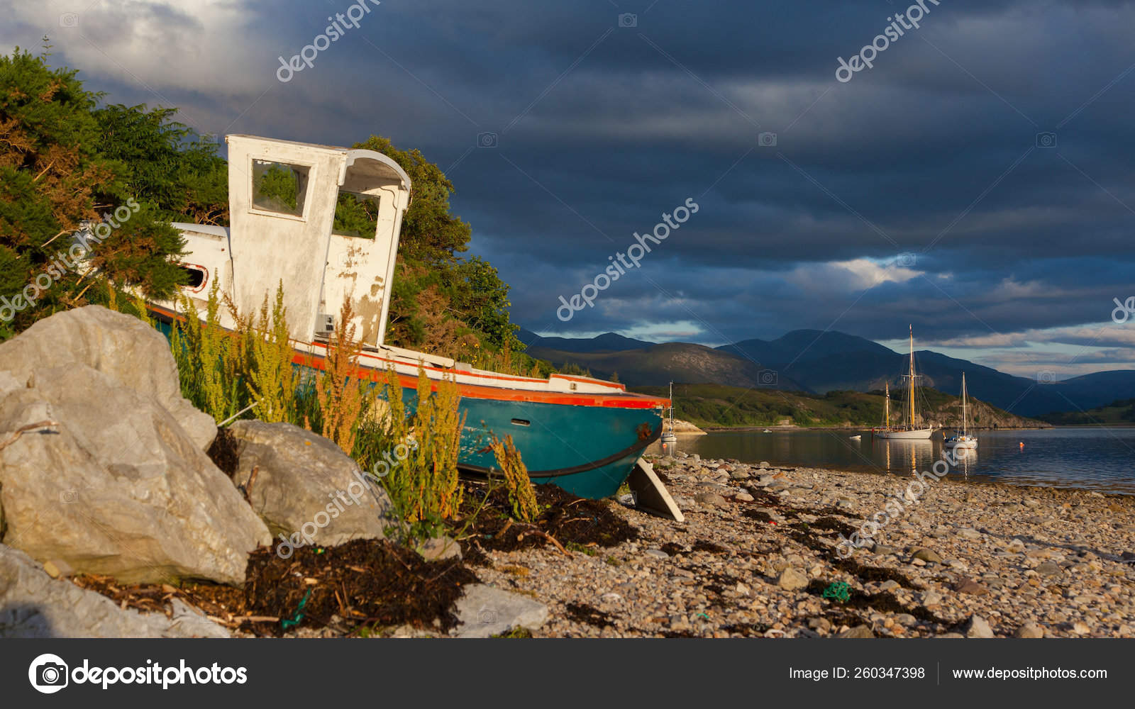 Small Shipwreck Loch Stone Beach Scotland – Stock Editorial Photo ...