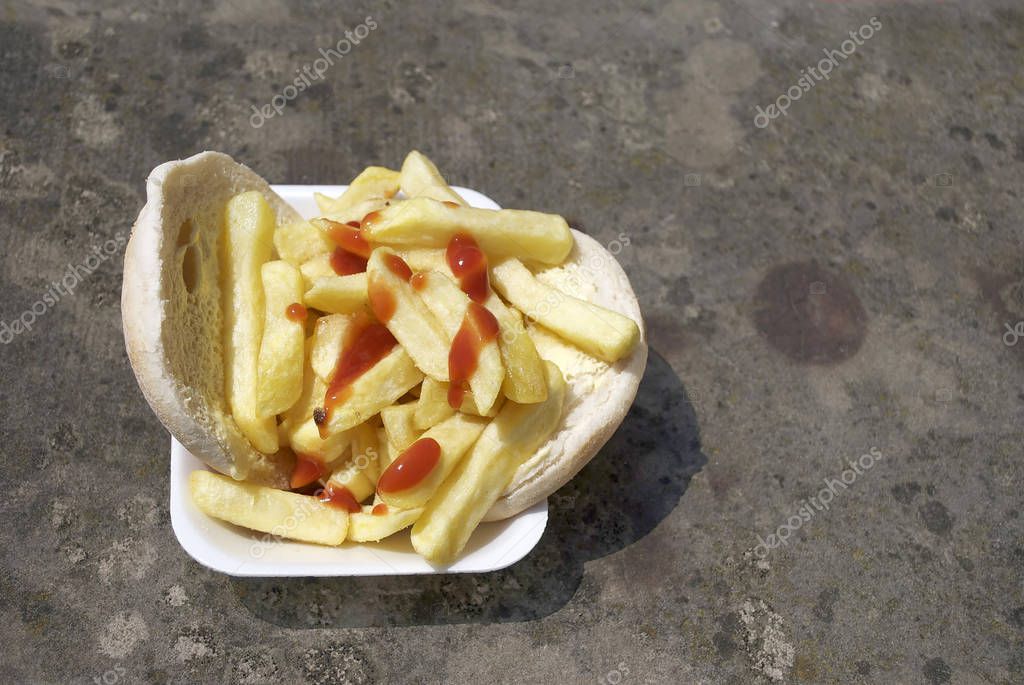 Imagen de stock libre de regal as de un pastel de pan que contiene fichas, conocido com nmente ...