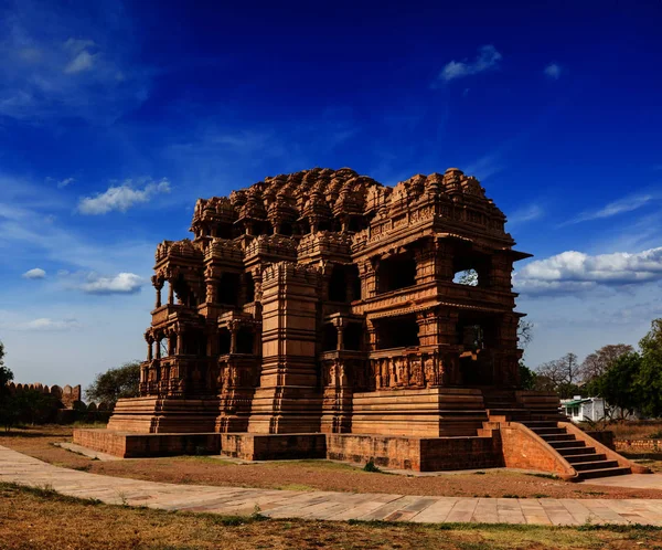 Sasbahu (Sas-Bshu ka mandir, Templo Sahastrabahu) templo en el fuerte ...