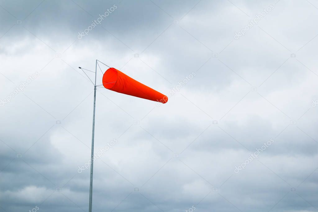 puntero a la dirección y la fuerza del viento sobre el fondo del cielo 2022