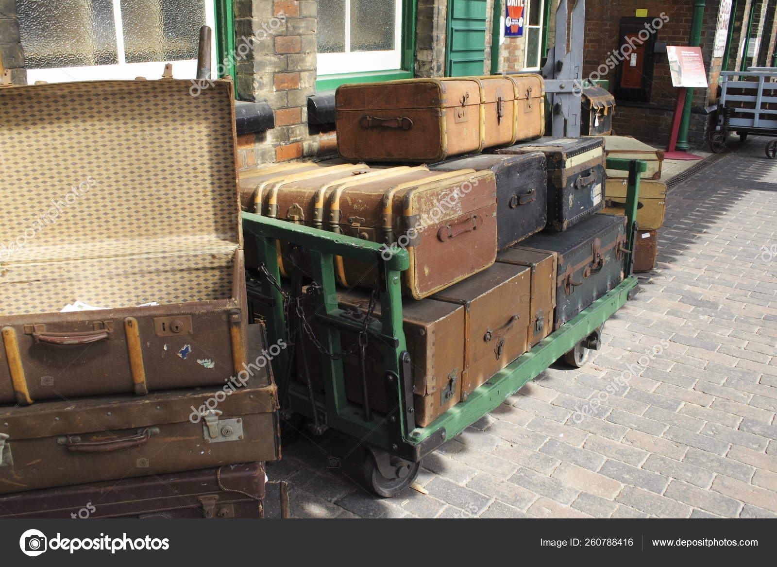 Vintage Travelling Trunks Trolley Railway Station — Stock Photo ...