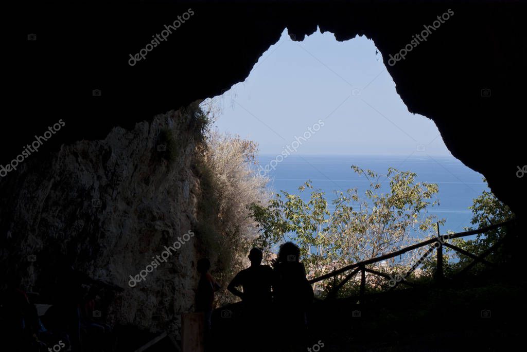 Cueva de San Teodoro, Acquedolci, Sicilia. Aquí se encontraron los ...