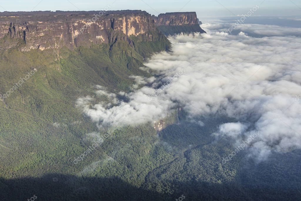 Vista desde el Roraima tepui sobre el Kukenan tepui en la niebla ...
