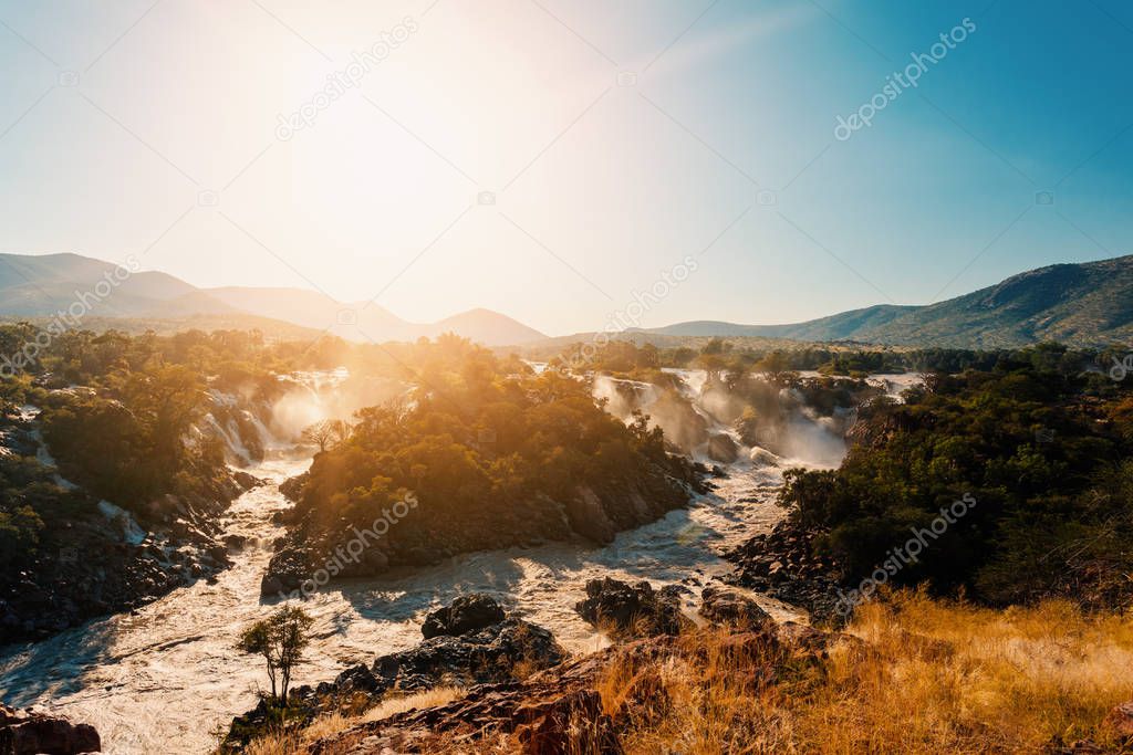 famosas cataratas Epupa en el río Kunene en el norte de Namibia y el ...