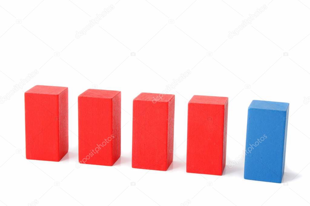 Un solo bloque en una l nea de bloques de diferentes colores. Todo ...