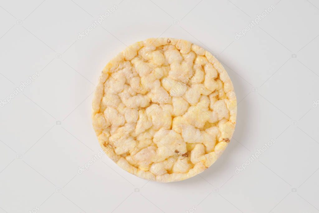 rebanada de pan de arroz inflado sobre fondo blanco 2025