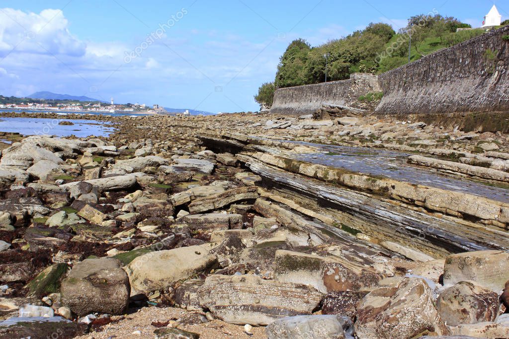 las rocas junto al mar a la marea baja en el horizonte oceánico y las ...