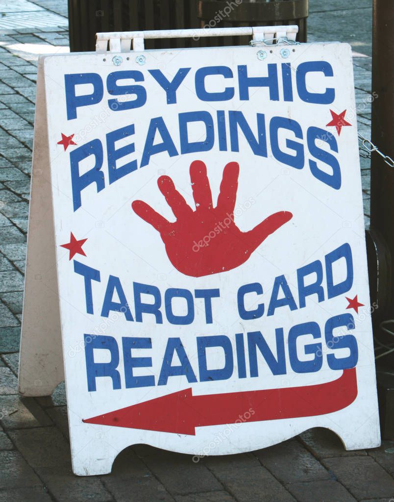Lecturas psíquicas y lecturas de cartas del tarot tablero sándwich en una acera de ladrillo 2022