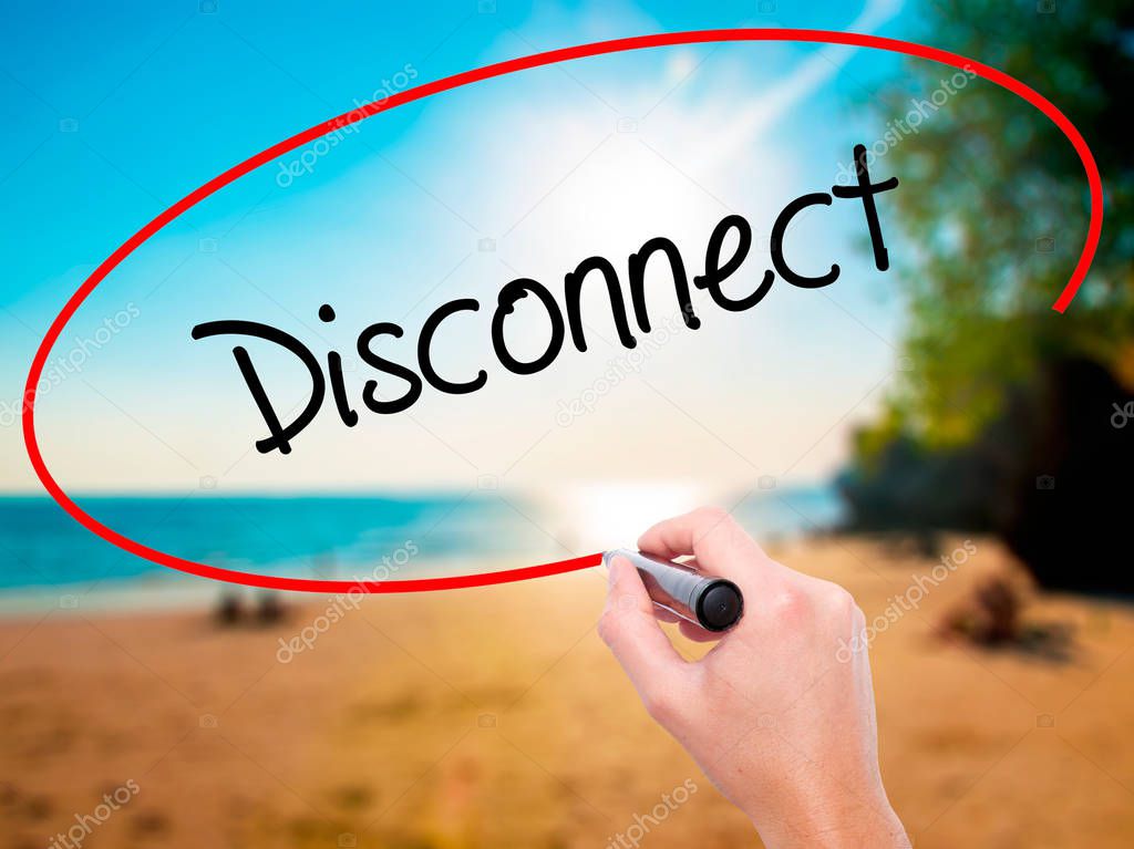 Man Hand writing Desconecte con el marcador negro en la pantalla visual ...