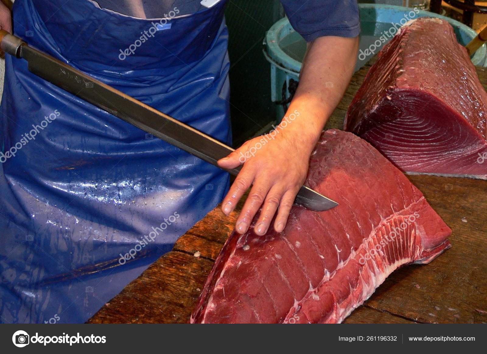 Fishmonger Slices Huge Tuna Using Equally Huge Traditional Japanese ...