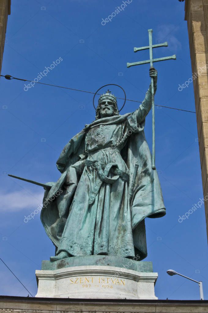Una de las estatuas de un héroe en la plaza de los héroes en Budapest 2022