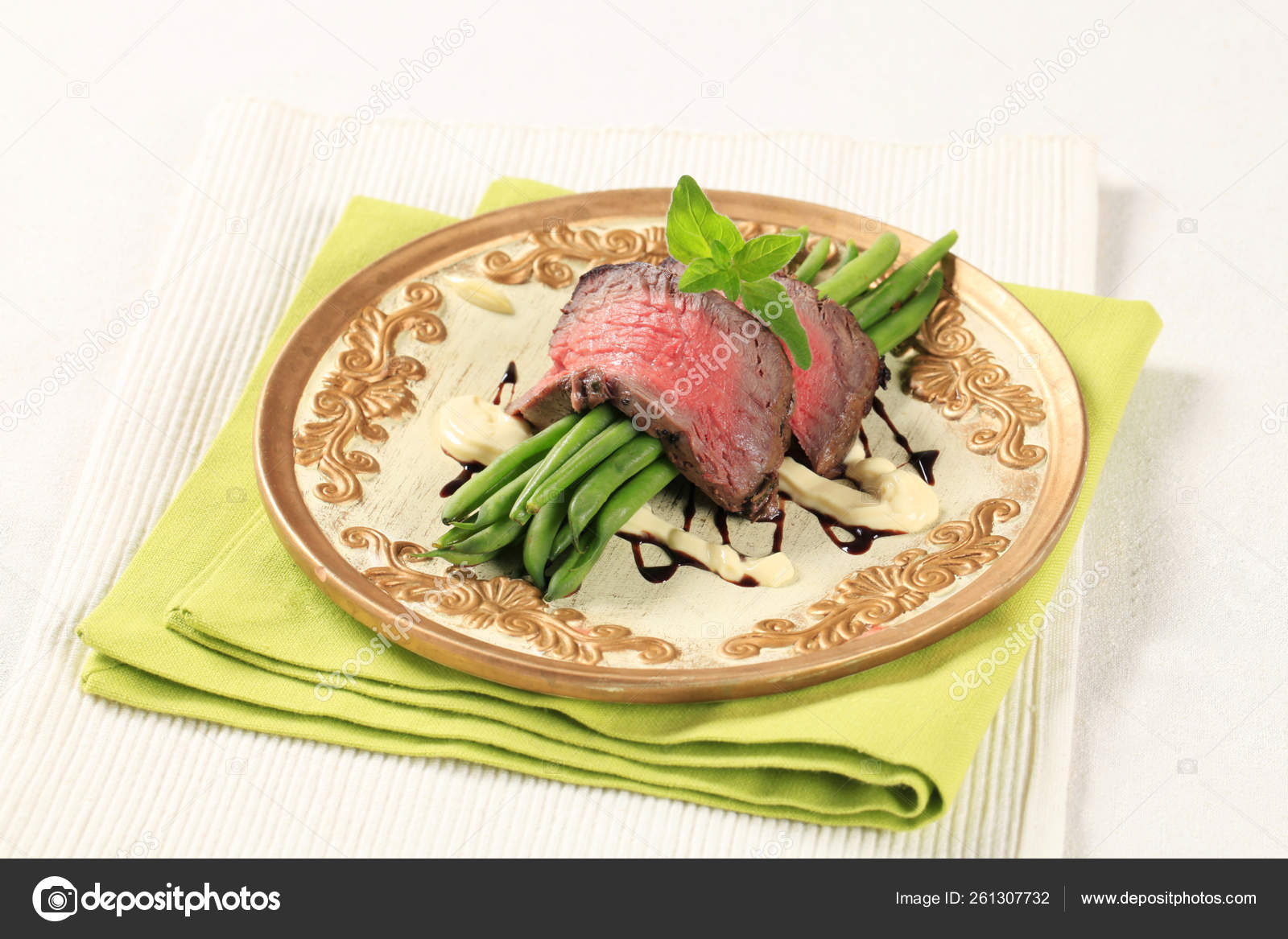 Slices Roast Beef String Beans — Stock Photo © YAYImages #261307732