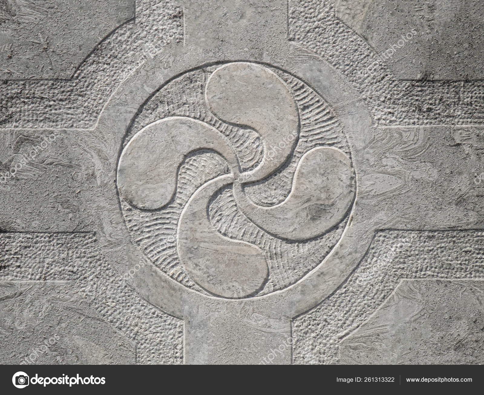 Symbole Croix Basque Gravé Dans Pierre Appelée Lauburu image libre de ...