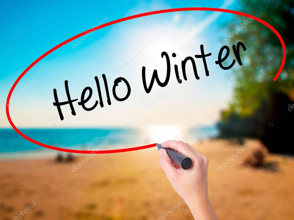 Women Hand writing Hello Winter con marcador negro en pantalla visual ...