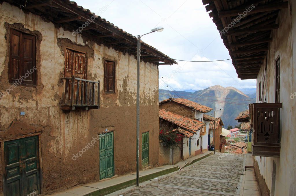 Casas típicas en las montañas peruanas en el pueblo de Pallasca en el ...