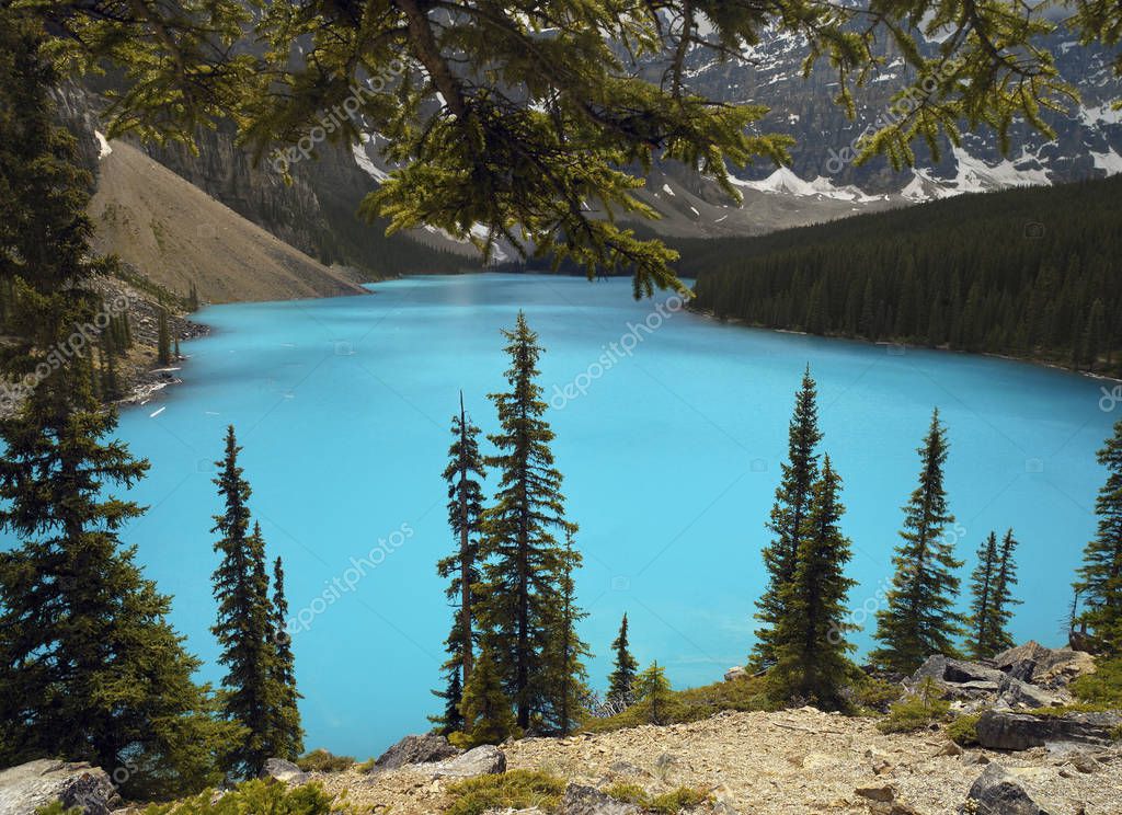 Agua de deshielo glacial azul brillante del lago Moraine en el Parque ...