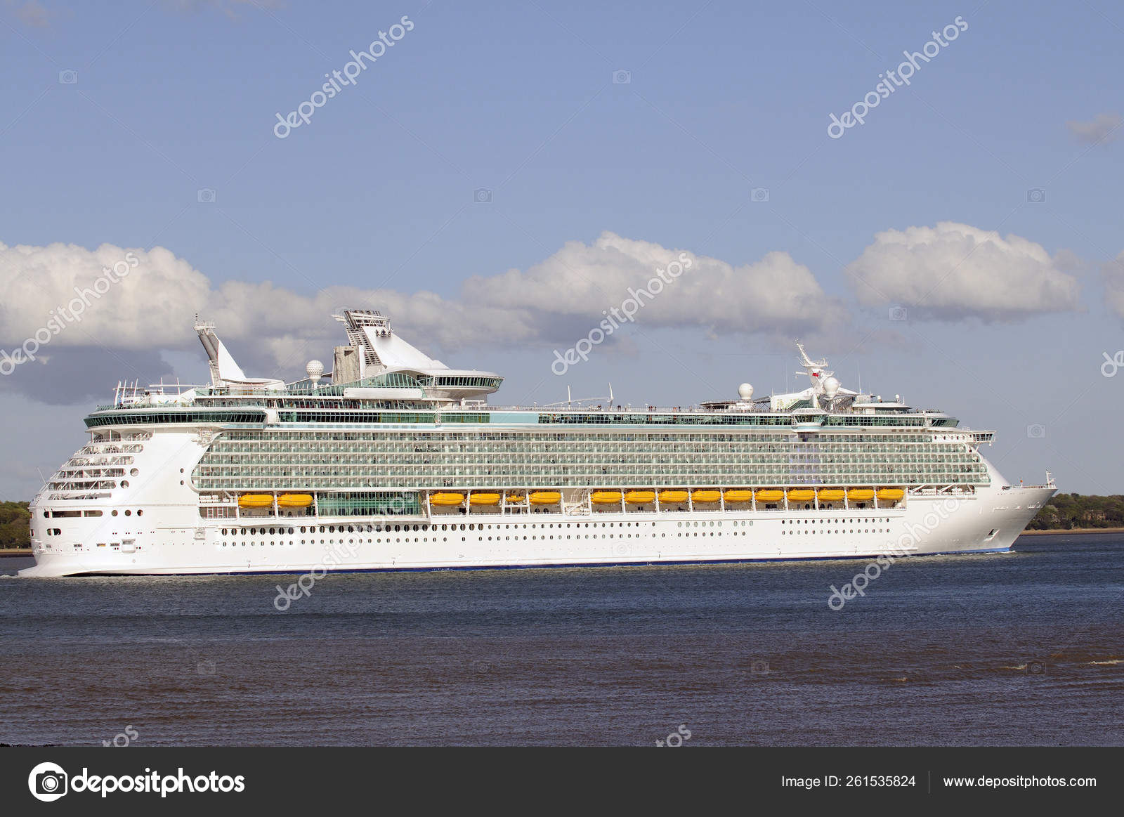 Cruise Liner Independence Seas Departing Port Southampton England ... Cruise Liner Independence Seas Departing Port Southampton England ...