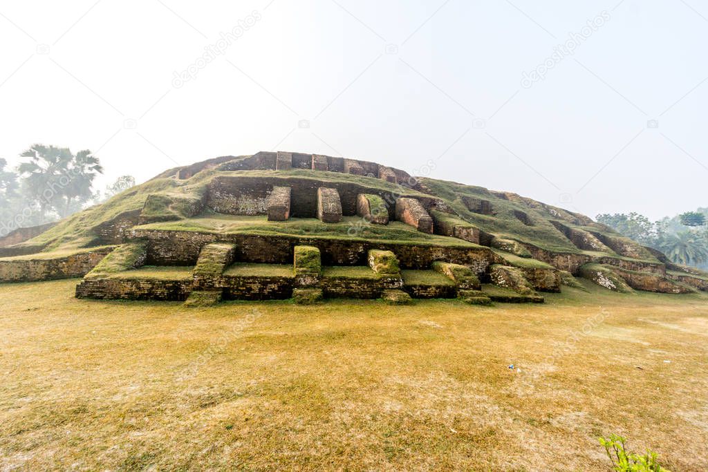 Bogra, Bangladesh - 18 de febrero de 2017: Mahasthangarh es uno de los ...