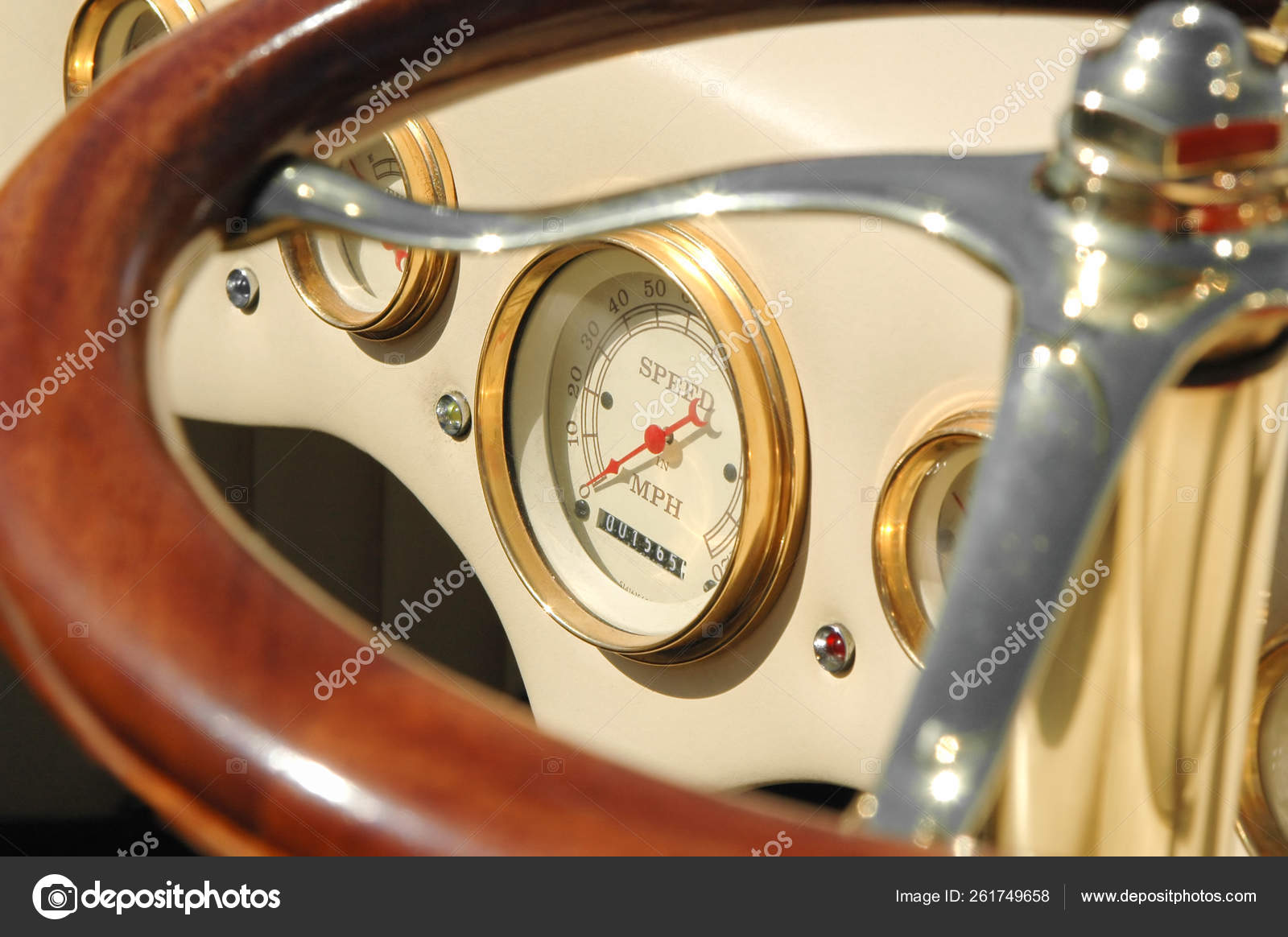 Dashboard Dials Retro Custom Car — Stock Photo © YAYImages #261749658