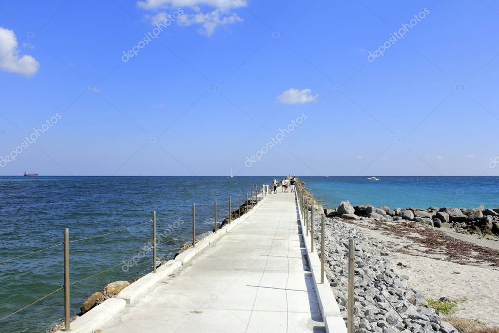 Muelle Jetty con mucha gente en él y una variedad de barcos que viajan ...
