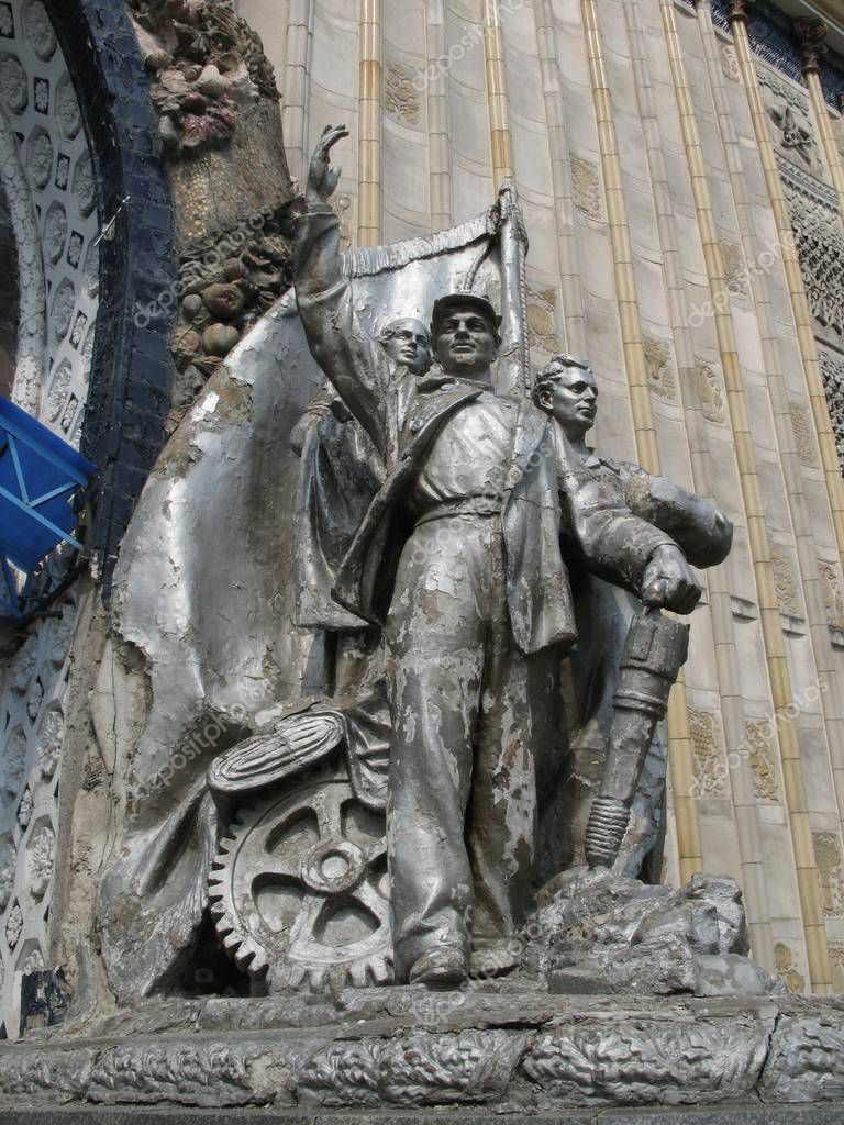 Composición escultórica, época de la arquitectura de Stalin, en VDNKh (Exposición de Logros de ...