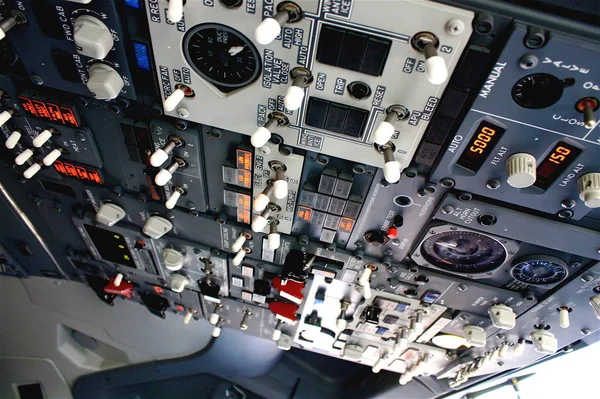 Boeing 737 overhead Stock Photos, Royalty Free Boeing 737 overhead ...